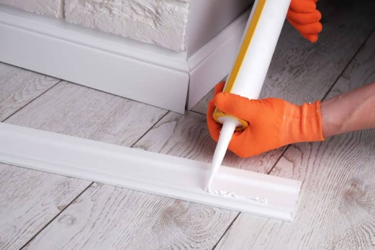 Comment poser des plinthes sur un mur pas droit